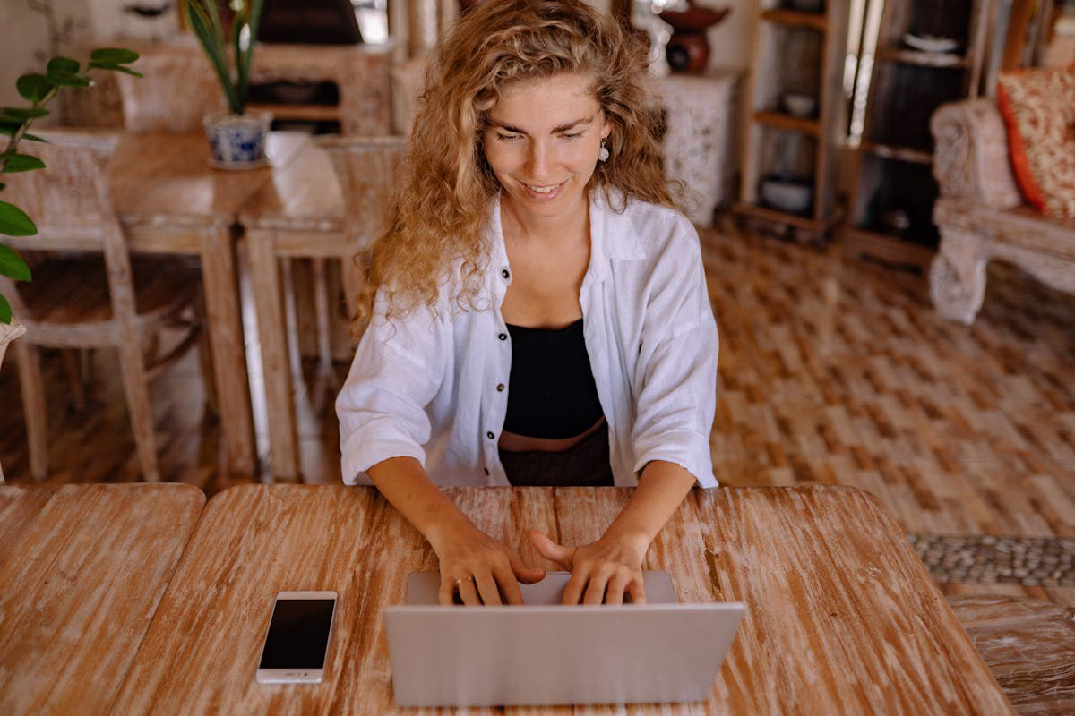 8 IT-Girl WordPress Themes For Female Bloggers & Entrepreneurs - Colorlib